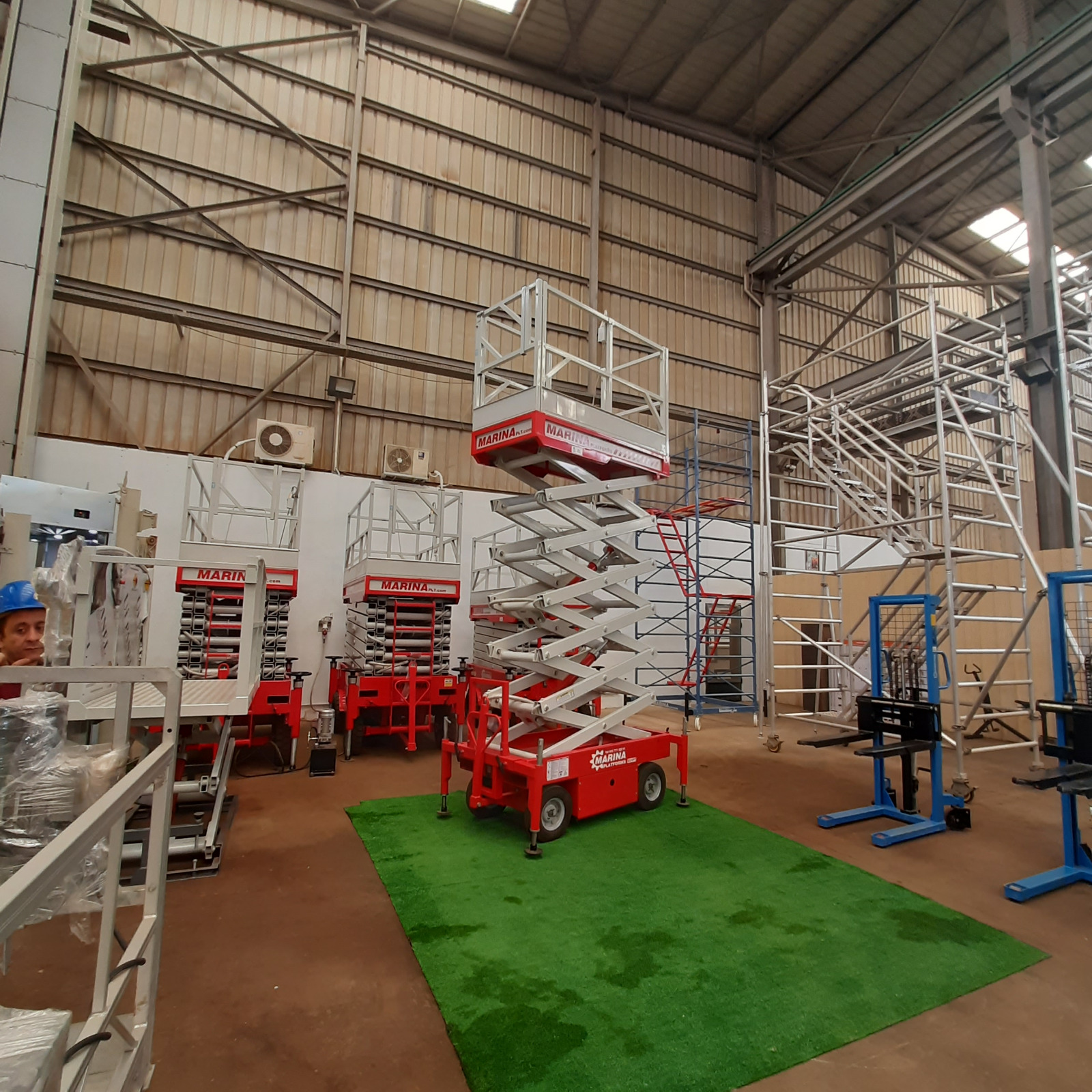 Manual scissor lift – Marina Platforms