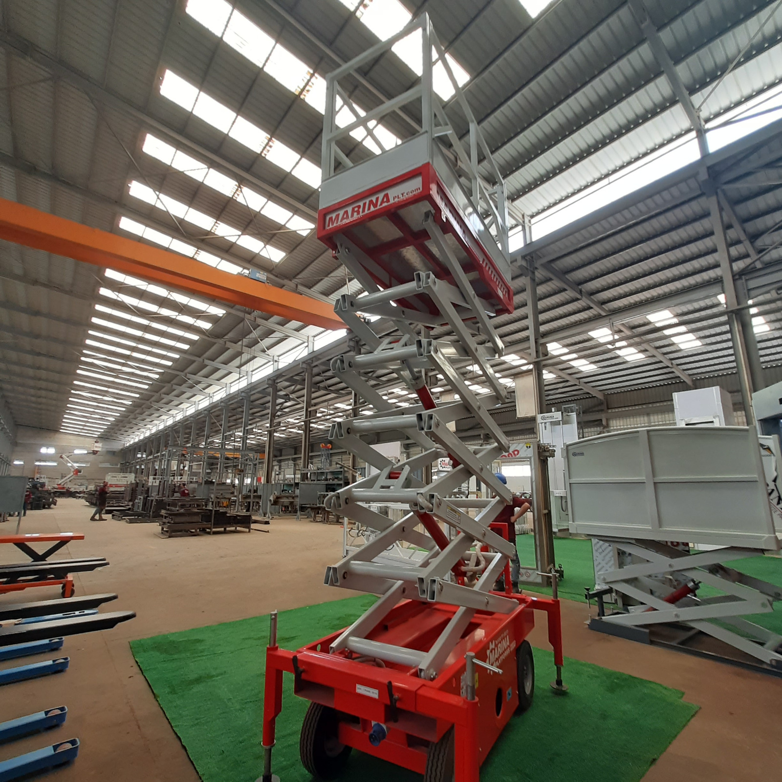 Manual scissor lift – Marina Platforms